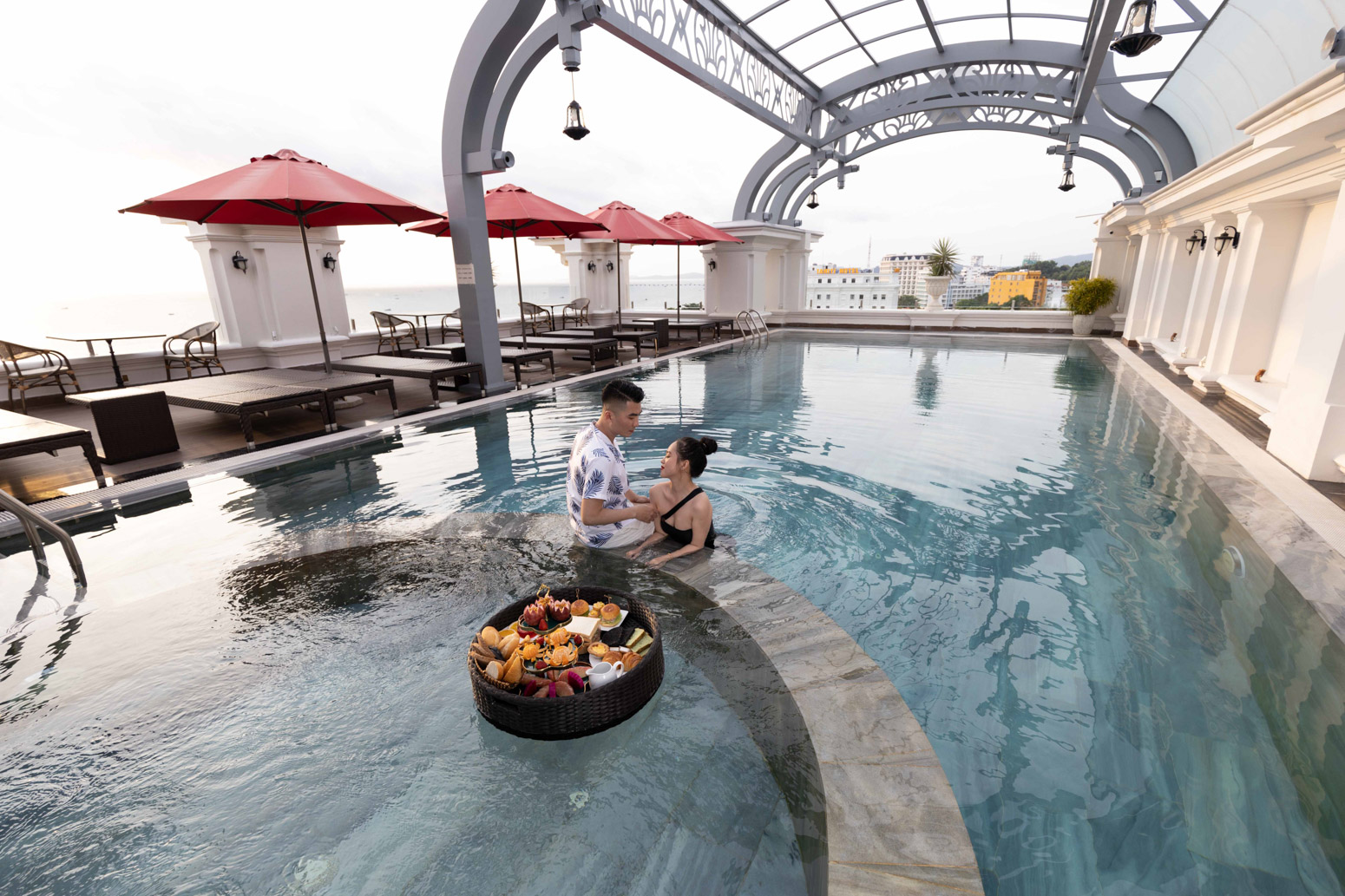 Trải nghiệm dịch vụ Rooftop Swimming Pool tại khách sạn 4 sao AVS Phú ...