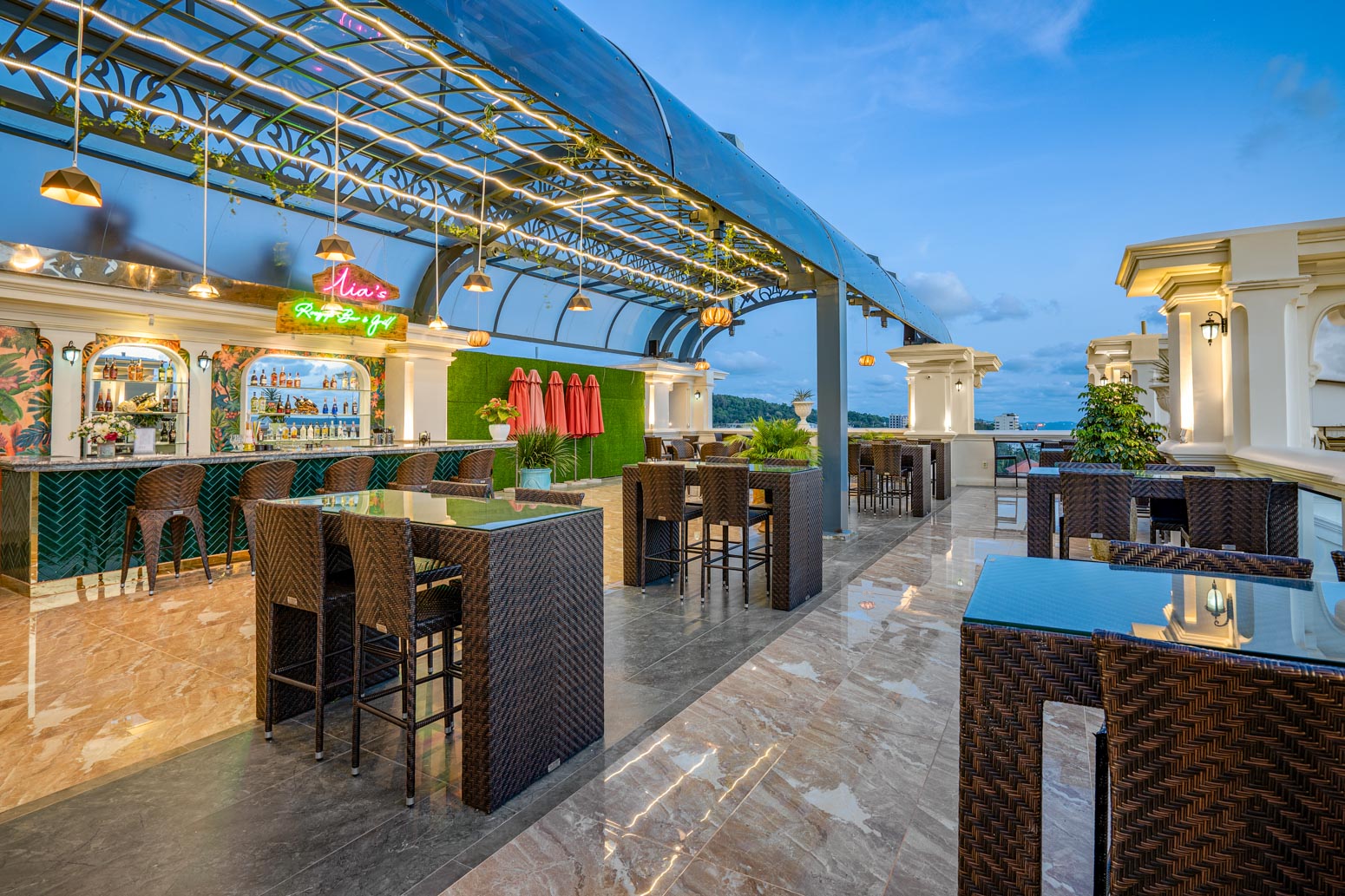 Trải nghiệm dịch vụ Lia's Rooftop Bar & Grill tại khách sạn 4 sao AVS ...